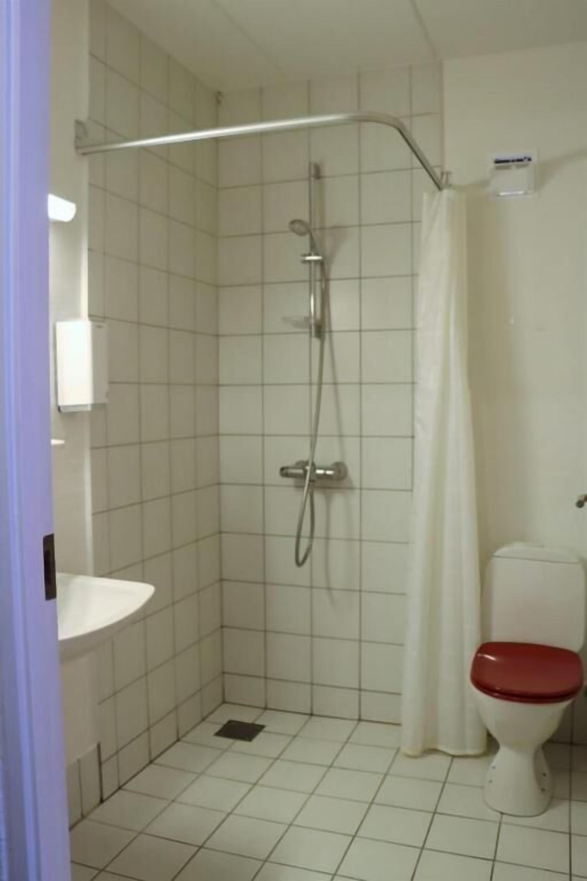 Chuveiro, toalhas de banho, papel higiênico 