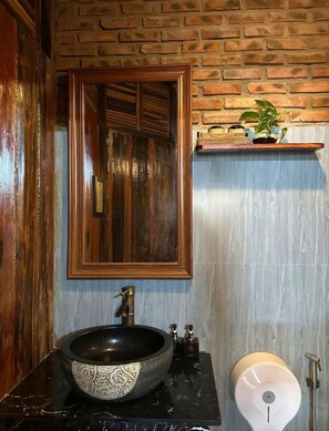 Vila, vista para o jardim | Banheiro | Papel higiênico 
