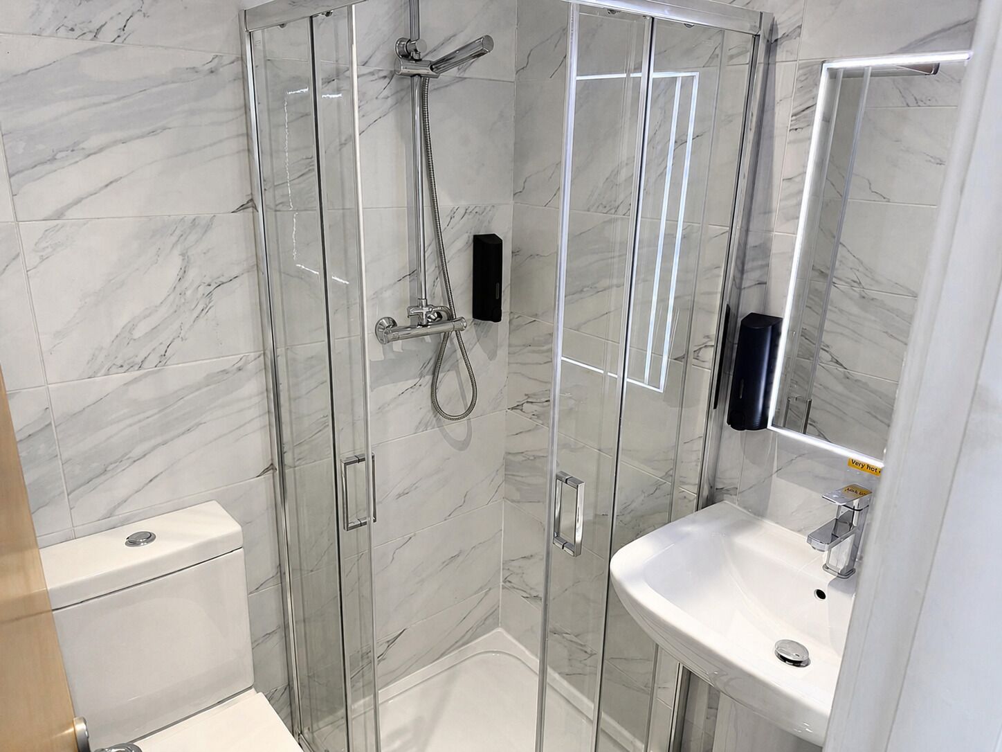 Quarto Duplo Superior, vista para a praia | Casa de banho | Um polibã, artigos de higiene pessoal grátis 