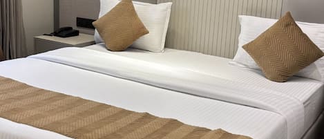 Quarto casal superior, vista para a cidade | Escrivaninha, Wi-Fi de cortesia
