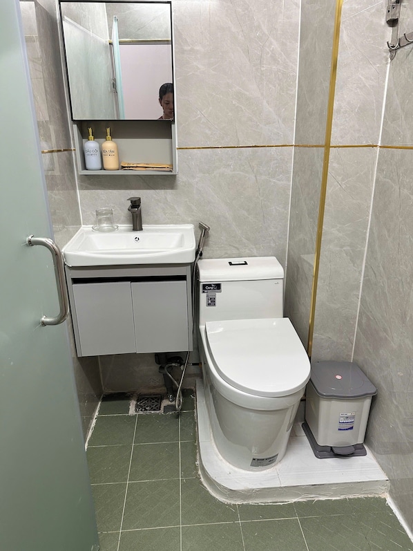 Quarto Duplo Deluxe para 1 Pessoa | Casa de banho | Um polibã, um secador de cabelo, toalhas fornecidas, sabão 