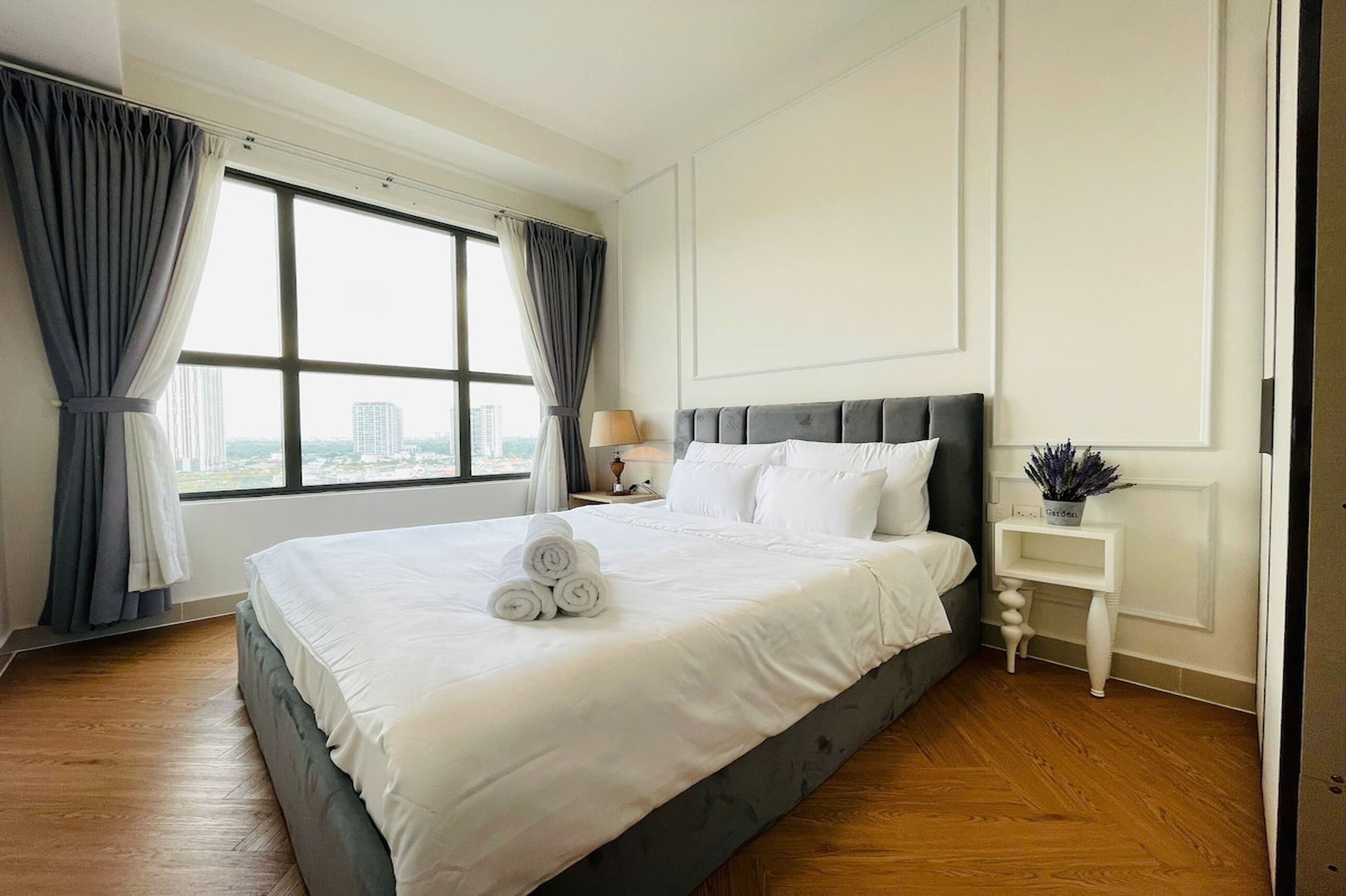 Apartamento superior, 1 quarto, sacada, vista para o jardim | Escrivaninha, cortinas blackout, quartos à prova de som