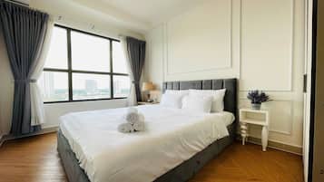 Apartamento superior, 1 quarto, sacada, vista para o jardim | Escrivaninha, cortinas blackout, quartos à prova de som