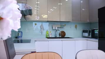 Apartamento superior, 2 quartos, sacada, vista para o jardim | Cozinha privada | Geladeira, micro-ondas, cooktop, talheres/pratos/utensílios de cozinha