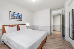 Apartamento superior, sacada | Cofres nos quartos, cortinas blackout, quartos à prova de som
