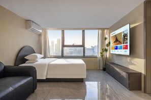 Quarto Duplo ou Twin Familiar, Vista para a cidade | Secretária, secretária adequada para computadores portáteis 
