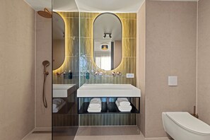 Apartamento Deluxe, 2 quartos | Casa de banho | Um polibã, um secador de cabelo, toalhas fornecidas 