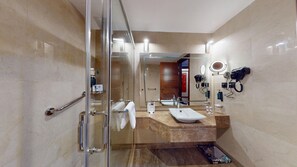 Quarto luxo, vista para a cidade | Banheiro | Banheira e chuveiro separados, produtos de toalete grátis
