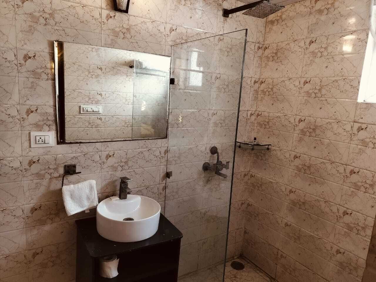 Quarto Duplo Superior, Vista para a cidade | Casa de banho | Um polibã, artigos de higiene pessoal grátis, toalhas fornecidas 