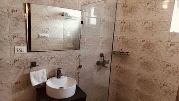 Quarto Duplo Superior, Vista para a cidade | Casa de banho | Um polibã, artigos de higiene pessoal grátis, toalhas fornecidas