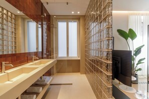 Quarto casal luxo, vista para o pátio | Banheiro | Chuveiro, produtos de toalete grátis, secador de cabelo 