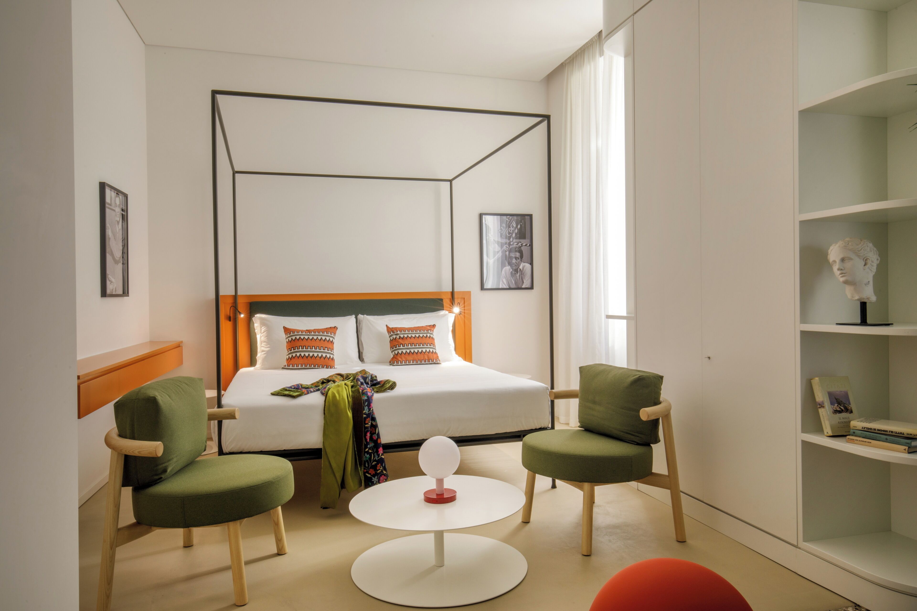 Quarto Duplo Deluxe, vista para o pátio | Secretária, secretária adequada para computadores portáteis 