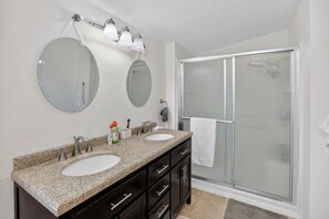 Casa, 5 quartos | Banheiro | Toalhas de banho, shampoo