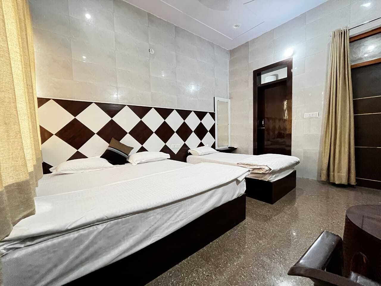 Quarto triplo, sacada, vista para a cidade | Escrivaninha, Wi-Fi de cortesia