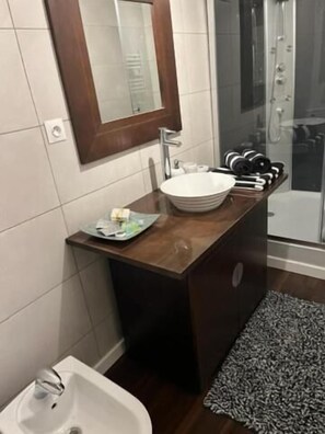 Quarto Duplo Sénior, vista para o jardim | Casa de banho | Um secador de cabelo, chinelos, toalhas fornecidas, sabão 
