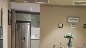 Apartamento Comfort, varanda, vista para a piscina | Restaurantes