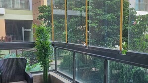Apartamento Comfort, varanda, vista para a piscina | Terrenos do alojamento
