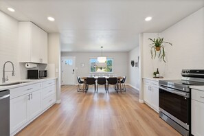 Casa, várias camas, varanda, vista para o jardim | Cozinha privada | Cafeteira/chaleira