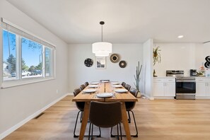Casa, várias camas, varanda, vista para o jardim | Opções para refeição