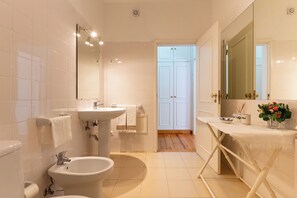 Villa, 5 quartos, vista para a montanha | Casa de banho | Toalhas fornecidas, sabão, champô, papel higiénico 