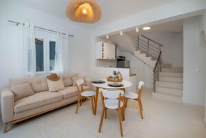 Apartamento, vista parcial para o mar | Área de estar