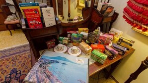 Uma escrivaninha desorganizada com diversos objetos, incluindo livros, um mapa e caixas.