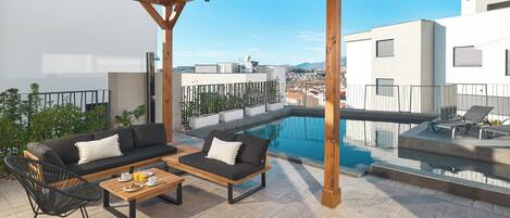 Piscina exterior, toldos gratuitos, espreguiçadeiras