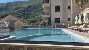 Piscina exterior sazonal