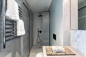 Apartamento design, 2 quartos | Banheiro | Secador de cabelo, toalhas de banho, sabonete, shampoo