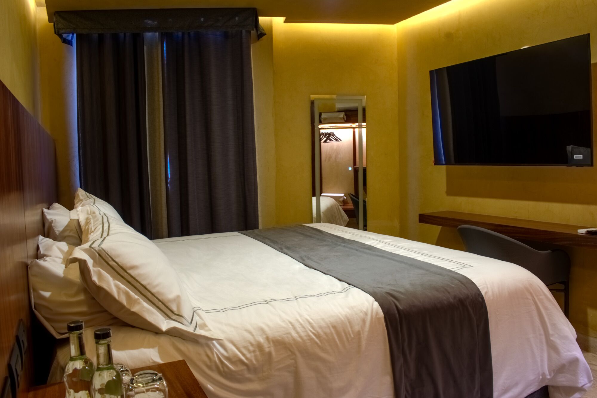Quarto Duplo Comfort | Secretária, secretária adequada para computadores portáteis 