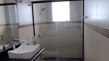 Quarto Standard Quadruplo | Casa de banho | Um polibã, toalhas fornecidas, sabão, champô