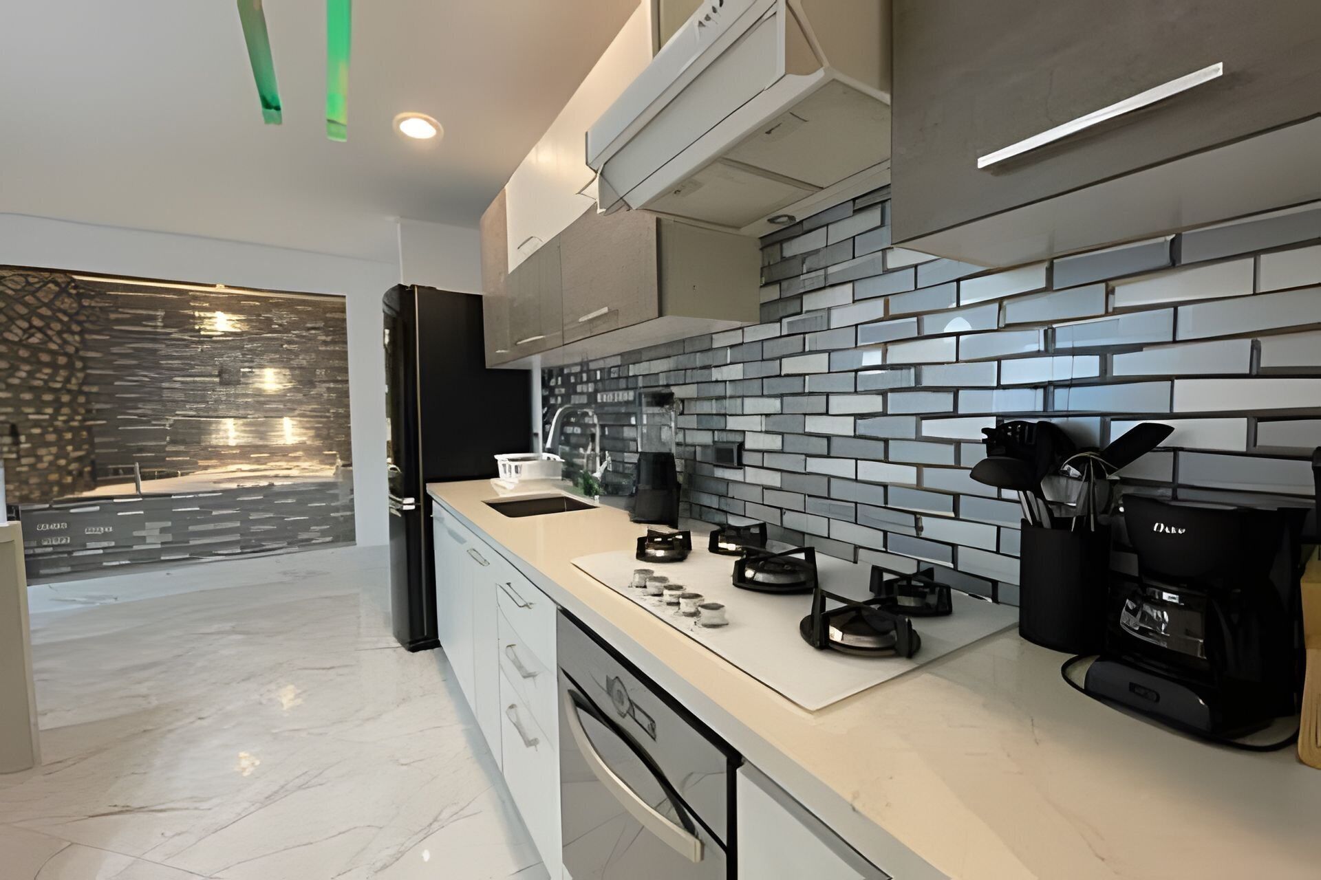 Apartamento superluxo | Cozinha privada | Micro-ondas, fogão, cooktop, talheres/pratos/utensílios de cozinha