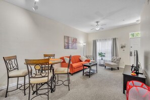 Disney Area. Jacuzzi Tub, Pool, Spa-Hot Tub. Themed Rooms Reviews ...