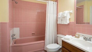 Quarto Standard, 2 camas queen-size, não fumadores | Casa de banho | Toalhas fornecidas 