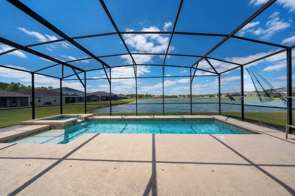 Lakeview 7br Getaway, Pool, Great Location - Kissimmee