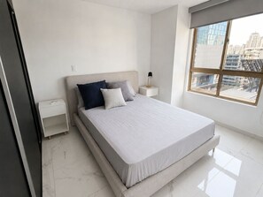 Apartamento superluxo, vista para a cidade | Frigobar, ferros/tábuas de passar roupa, Wi-Fi de cortesia
