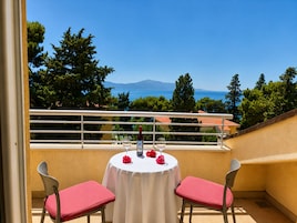 Quarto Triplo Deluxe, varanda, vista para o mar | Vista da varanda