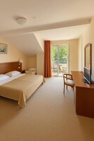 Quarto Familiar, 1 quarto, varanda, vista parcial para o mar | Roupa de alta qualidade, camas de colchão viscoelástico, secretária