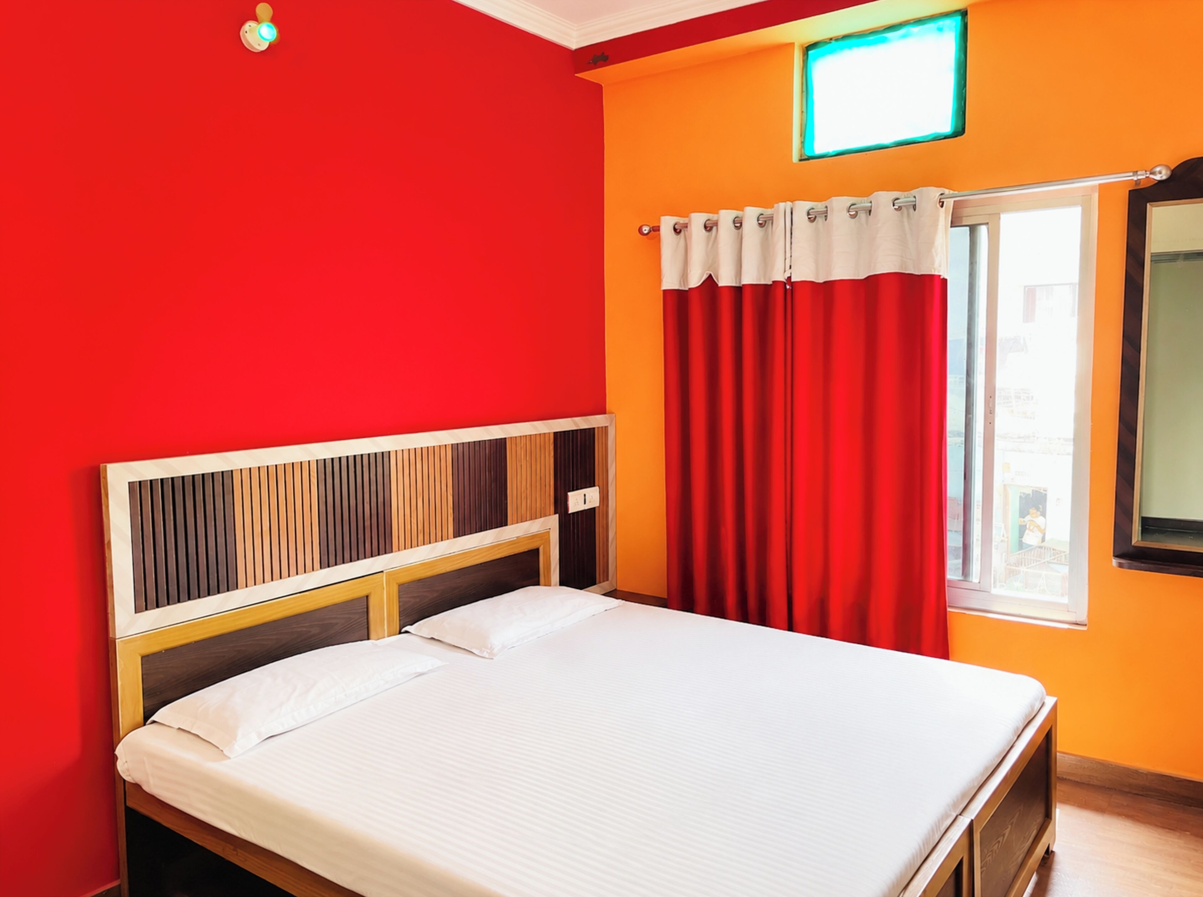 Quarto casal luxo | Roupas de cama antialérgicas, escrivaninha, quartos à prova de som