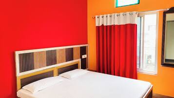 Quarto casal luxo | Roupas de cama antialérgicas, escrivaninha, quartos à prova de som