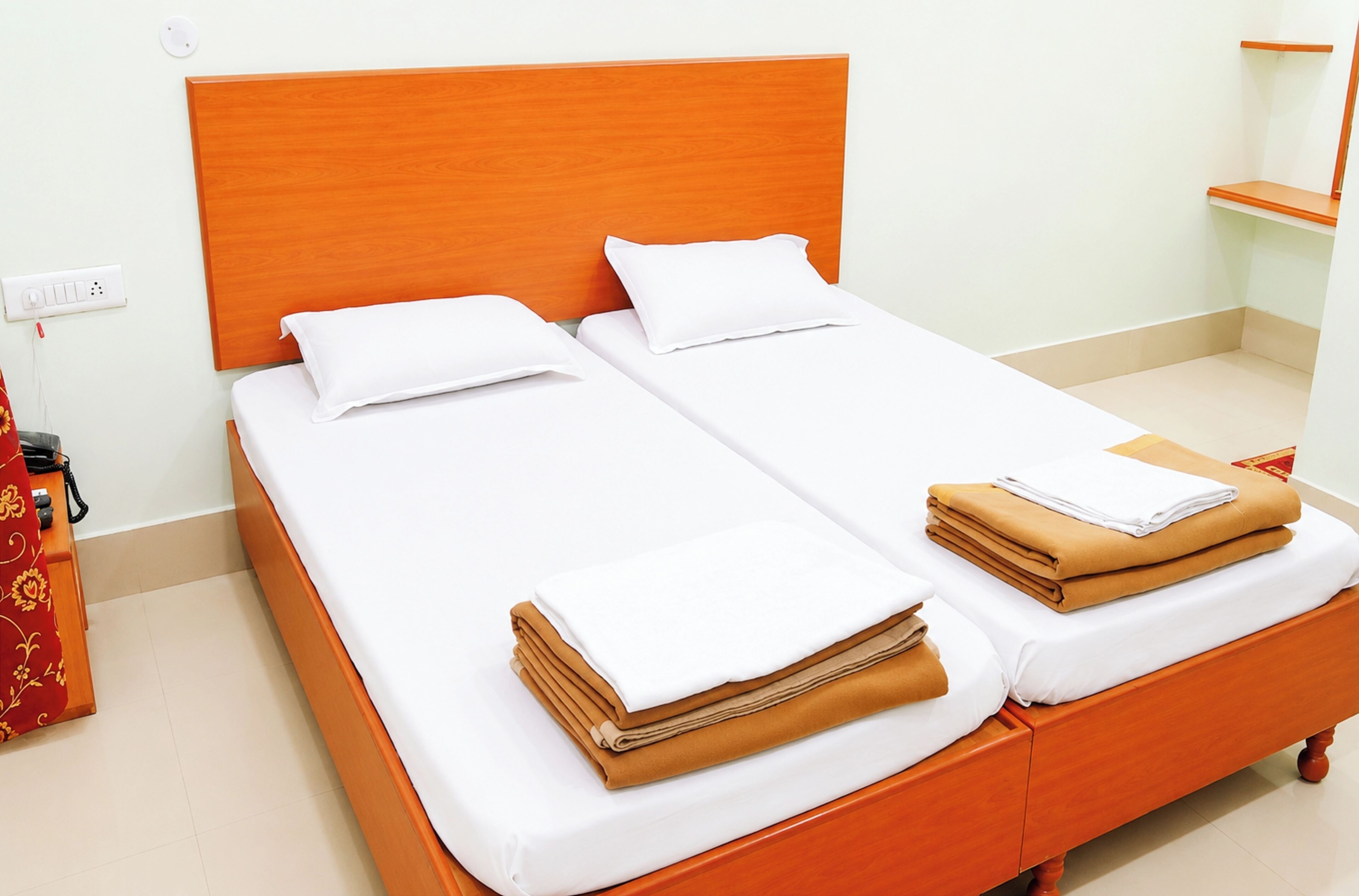 Quarto casal luxo | Roupas de cama antialérgicas, escrivaninha, quartos à prova de som