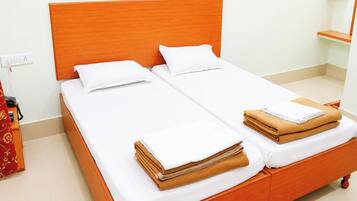 Quarto casal luxo | Roupas de cama antialérgicas, escrivaninha, quartos à prova de som