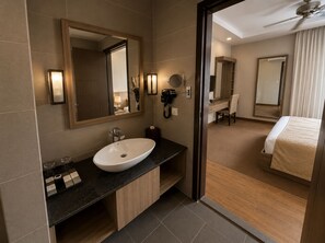 Apartamento Clássico | Lençóis de algodão egípcio, roupa de alta qualidade, minibar 