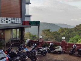 Um hotel chamado 'Hotel Forestview' com vista para uma paisagem montanhosa.