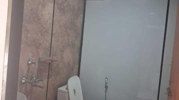 Quarto Triplo | Casa de banho | Um polibã, artigos de higiene pessoal grátis, sabão, champô