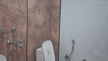 Quarto Duplo | Casa de banho | Um polibã, artigos de higiene pessoal grátis, sabão, champô