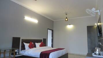 Quarto Duplo Deluxe, Vista para a cidade | Secretária, Wi-fi grátis