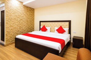Quarto família, ar-condicionado | Roupas de cama antialérgicas, escrivaninha, quartos à prova de som