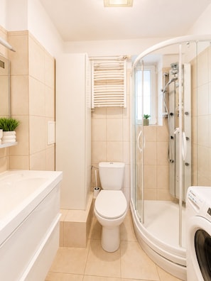 Apartamento Comfort, Vista para a cidade | Casa de banho | Um secador de cabelo, toalhas fornecidas, sabão, papel higiénico