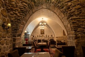 Café da manhã com buffet grátis todos os dias